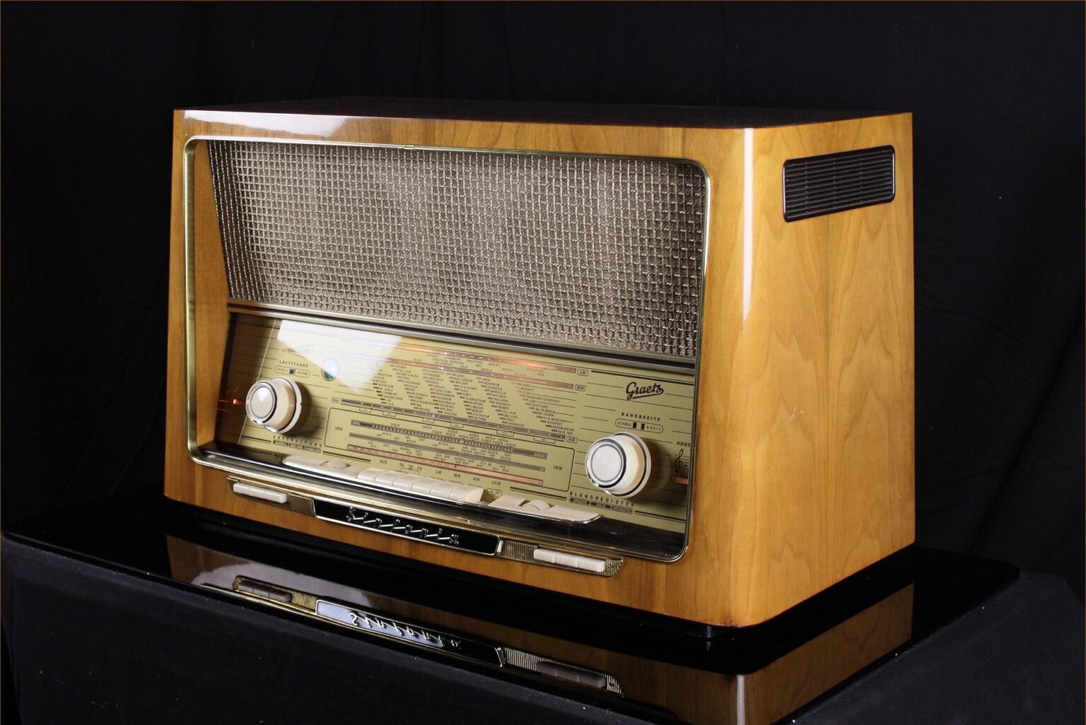 GRAETZ Sinfonia 522– Luxuryradios – Vintage radio and Hi-Fi restoration